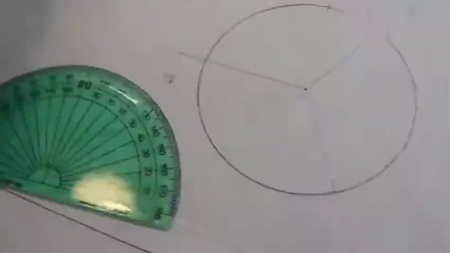 牛人创意:牛人用木棍制作三角板凳,太有创意了!