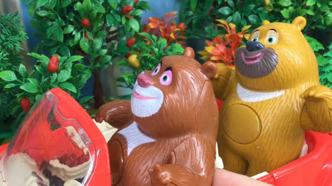 熊出没之熊大熊二开车巡逻抓光头强砍树