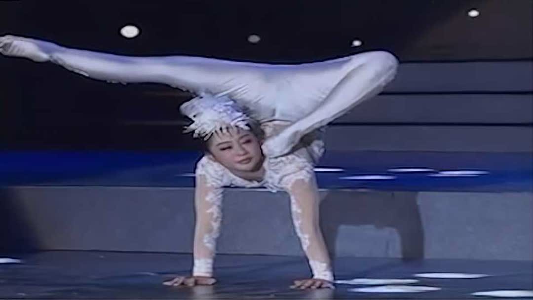 美女表演柔术,观众为之震撼,评委却只给出一个赞!
