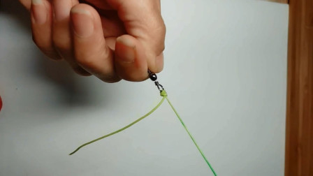 慢动作演示八字环连接器...