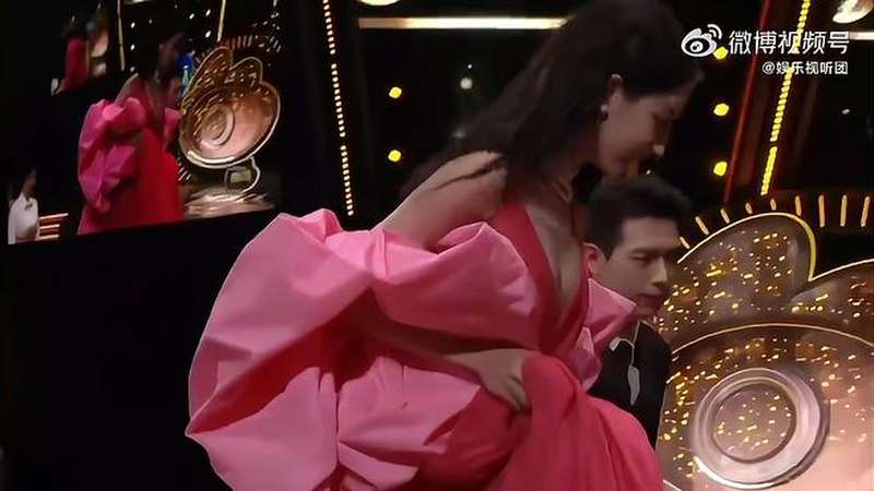 李现 李现微博之夜红毯视频 李现真的是很有礼貌很绅士呀,帮迪丽热...