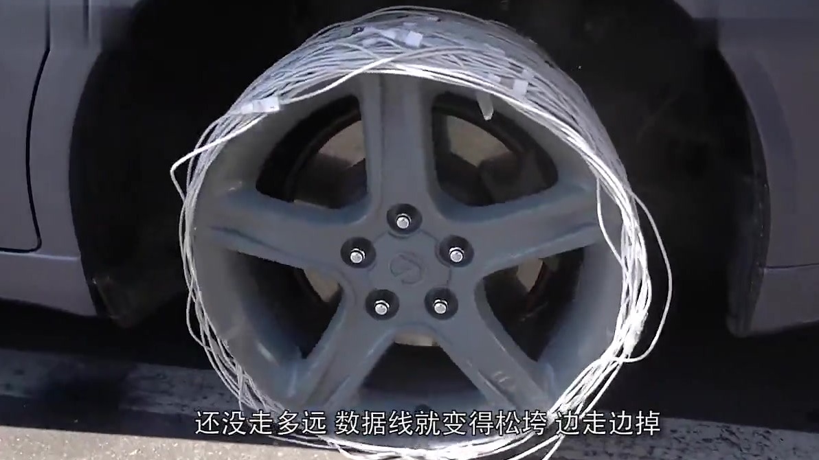 用200根苹果数据线代替轮胎,缠在轮毂上真的能跑吗?
