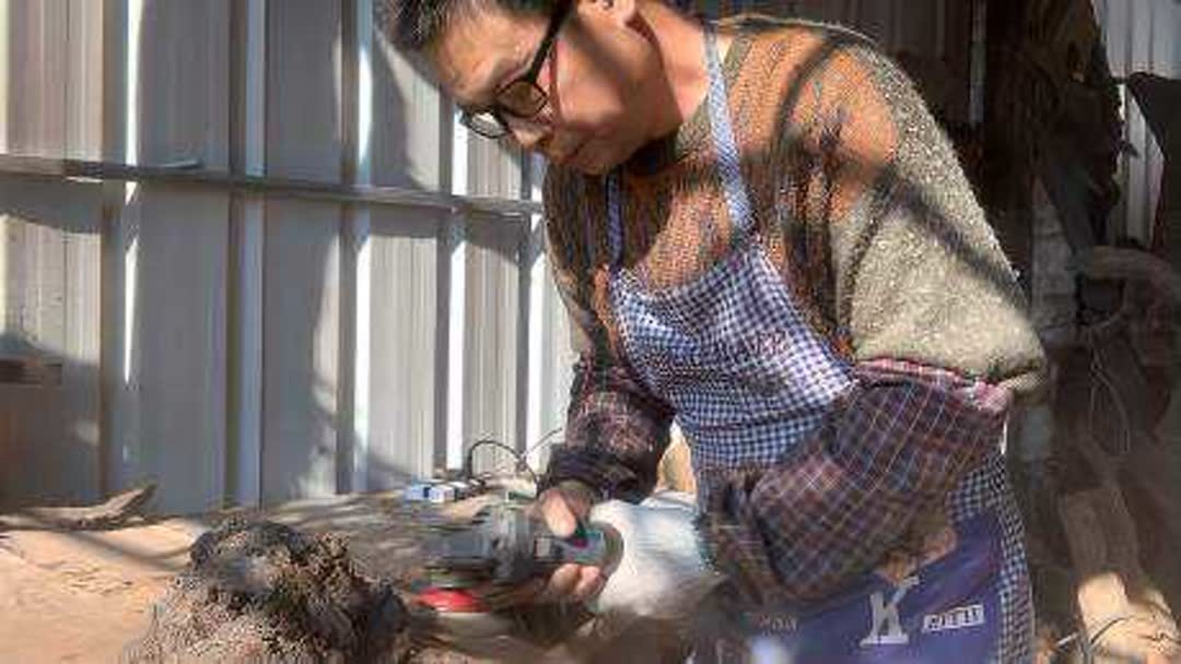 打磨出效果还要保留原木料皮式,打磨时的重点在于点刷。