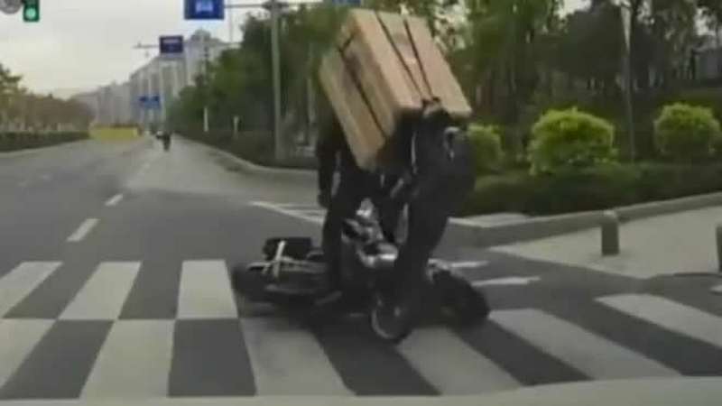 两辆电动车相撞,这平衡能力真厉害