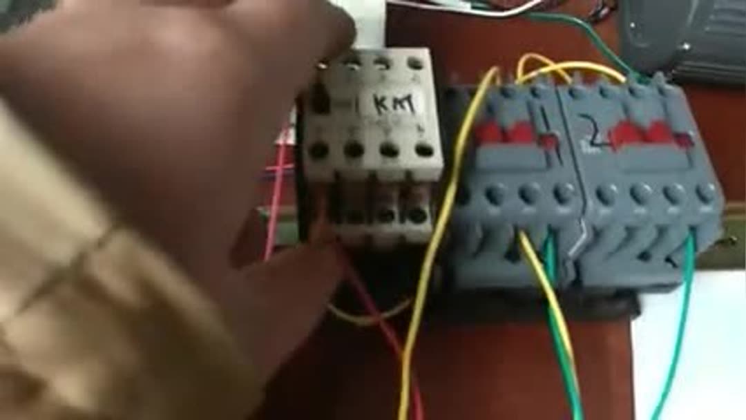 电工知识:电机的星三角启动实物接线,大俵哥画了2个电路图