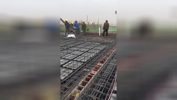 实拍工地浇筑混凝土的施工过程