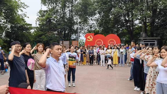 在赵一曼纪念馆为新党员过"政治生日"四川自贡自流井.