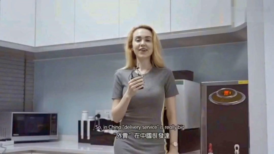 外国网红测试中国外卖,十一分钟送到,外卖小哥被夸得不好意思了