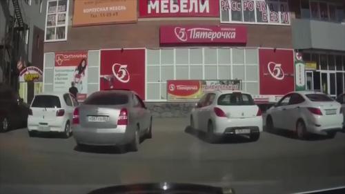 行车记录仪,从屏幕里都能看到副驾驶里美女的无奈