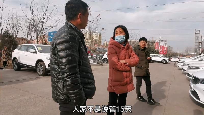 农村大妈儿子结婚买车,9万多买国产车,大妈:买车不如骑电动车
