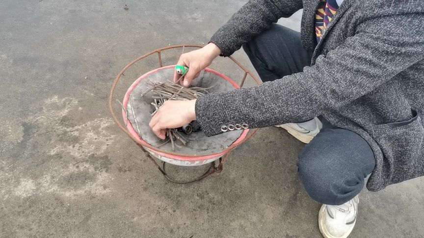 实验:报废电池,用锤子砸,用火烧,你猜会发生什么?真吓人