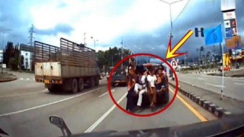 皮卡车满载一车厢人,一个转弯,尴尬了吧!