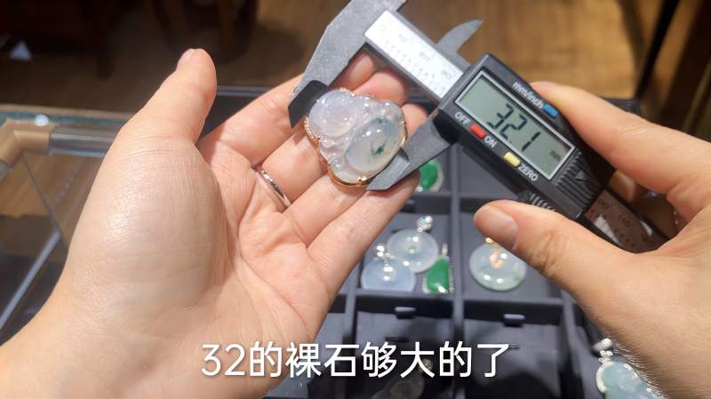 一盒子翡翠挂件,老板娘最喜欢翡翠平安扣,你们喜欢哪个