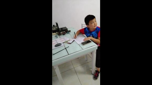 不正确的坐姿、握笔姿势,是导致孩子近视的重要因素。