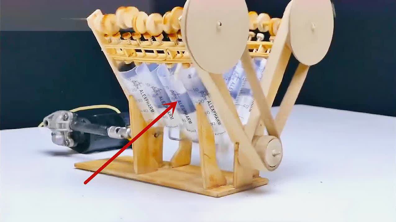 发动机是如何工作的?小伙用注射器制作演示模型,一起来见识下