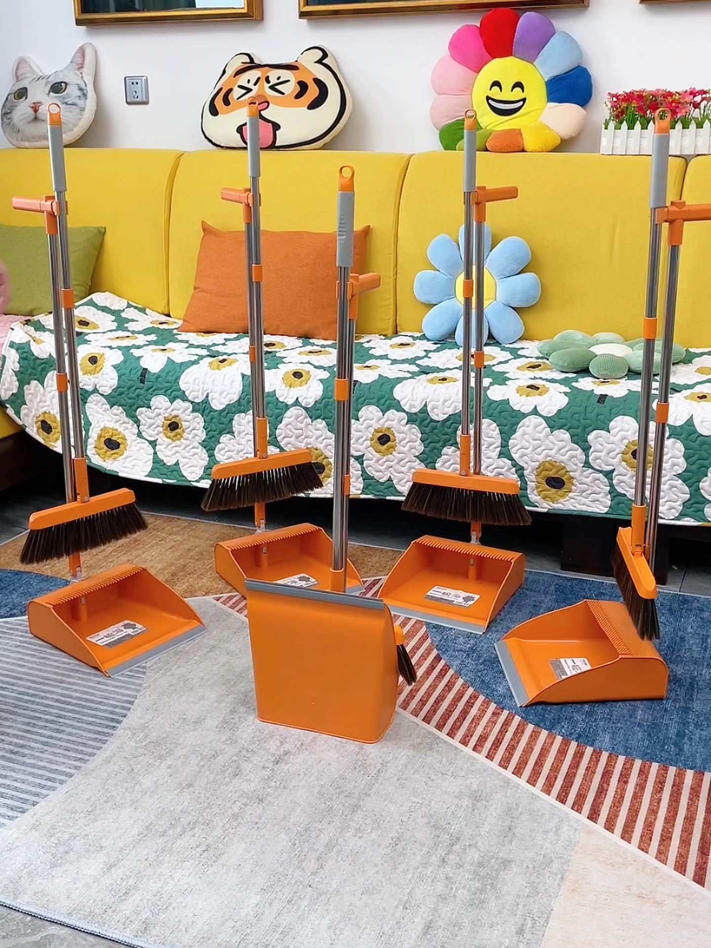 没想到连扫把都怎么好看了,磁吸卡扣的设计,好收纳,360度旋转头,沙发...