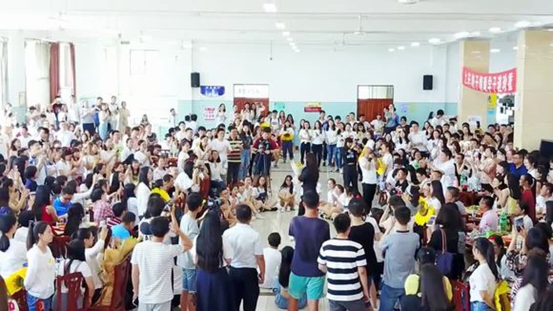 毕业生离校前,学院老师食堂合唱《再见》送别离校学子,泪目