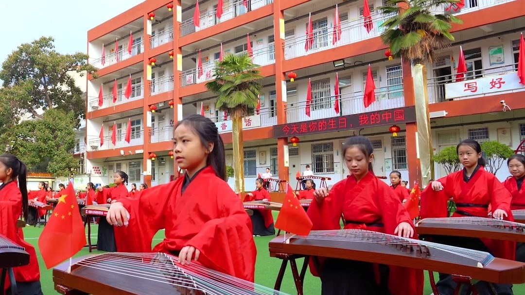 新密市实验小学唱响《今天是你的生日》,为祖国七十华诞献礼!
