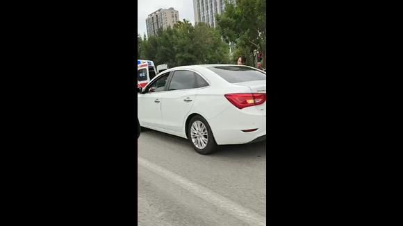 行车一定要注意安全,不管机动车,还是电动车,都要遵守交通规则