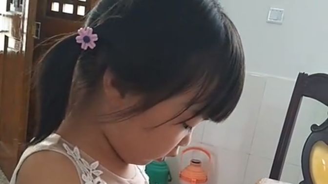 爸爸教小朋友背乘法口诀表二年级完整,认认真真地学,好可爱