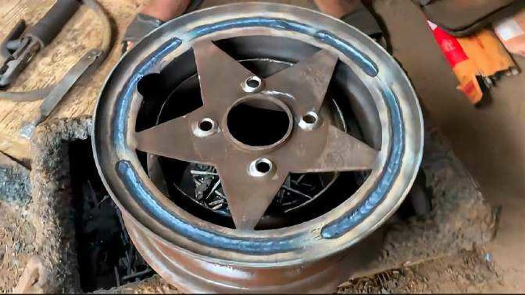 巴铁工人古法制造汽车轮毂全过程