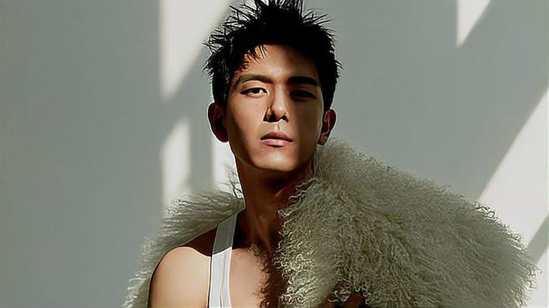 好帅!李现微博之夜红毯造型,西装革履