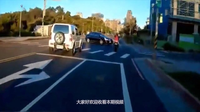 电动车小伙突然被撞,司机的举动感动哭所有人,监控拍下全过程