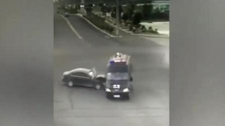 监控: 轿车不让路怼翻警车, 特警从车上滚下来