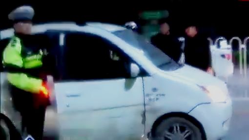 邯郸:电动四轮车无牌无证酒驾 司机称:卖车人说不用驾驶证