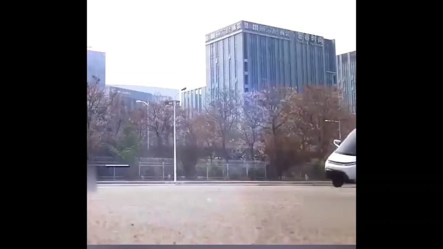 我国新研发不倒翁电动车。