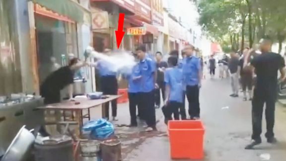 占道经营不听劝!江西一摊贩泼开水 驱车持刀尾随城管执法车