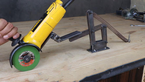 师傅的想法太前卫了,角磨机居然这样用,绝对是不错的好点子