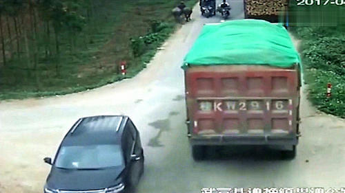 大货车为救下三轮车,直接撞向了大卡车,场面太惨了