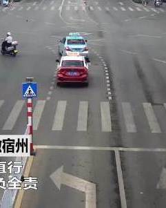 【路口转弯撞翻电动车,因为他…】日前,在安徽宿州一交叉路口,于某...