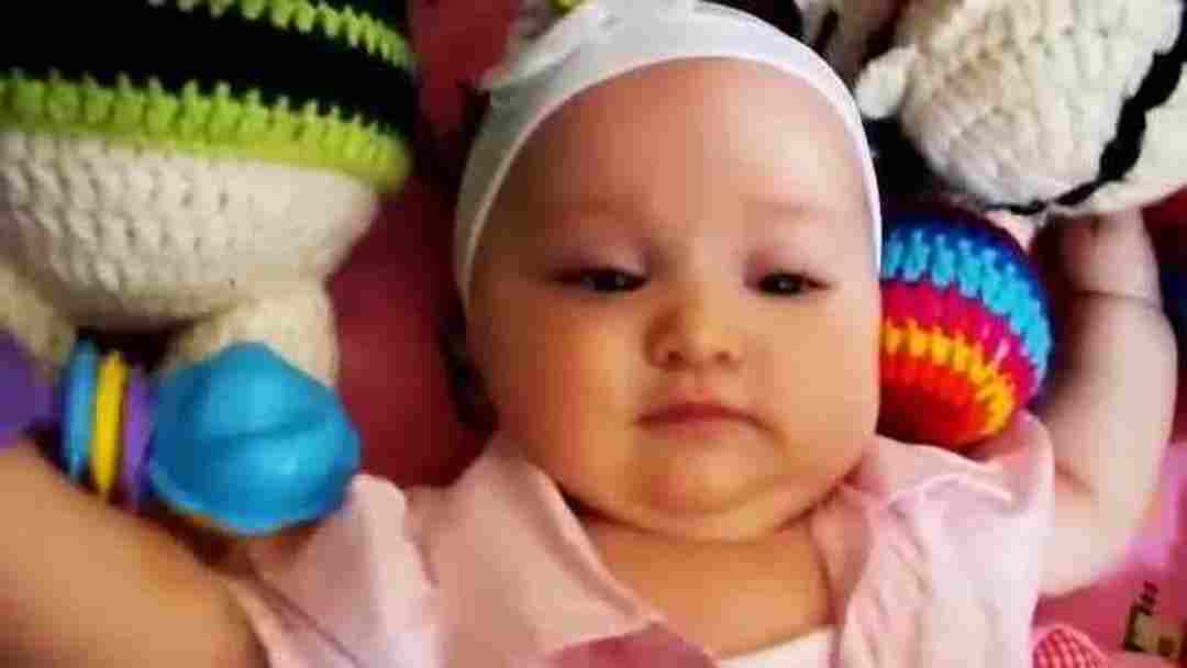 妈妈照顾小婴儿趣味亲子游戏