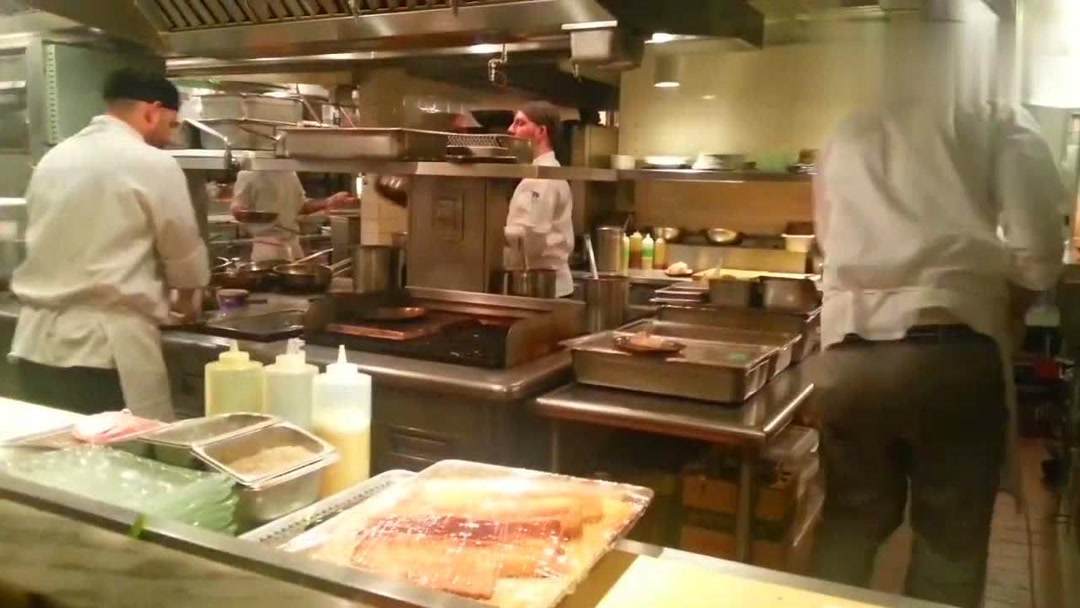知道西餐厅的后厨是怎么样的吗?看来还是中菜比较霸气