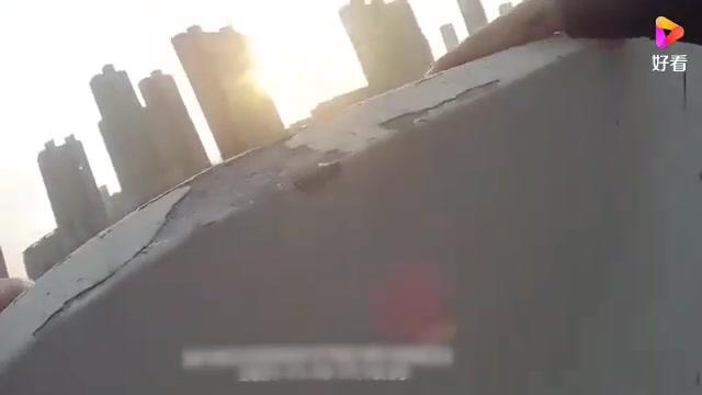 民警狂奔翻墙跳河救下落水女子