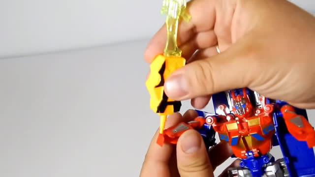 玩具变形金刚,后背全是车轮,真有趣呀!