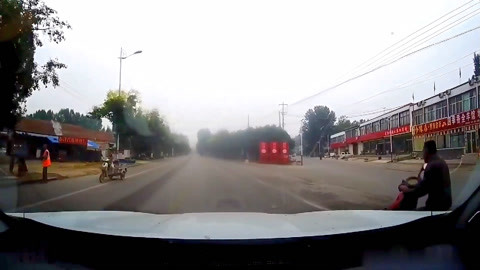 交通安全:大爷骑电动车穿梭,后方来车避让不及,差点酿成悲剧