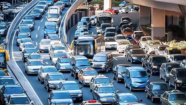 双离合与AT变速箱差距有多大,堵十分钟,区别一目了然