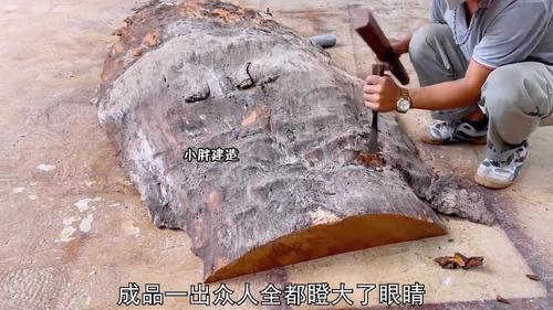 破烂不堪的木头经过男人的打造,瞬间变成高端有创意的实木桌。