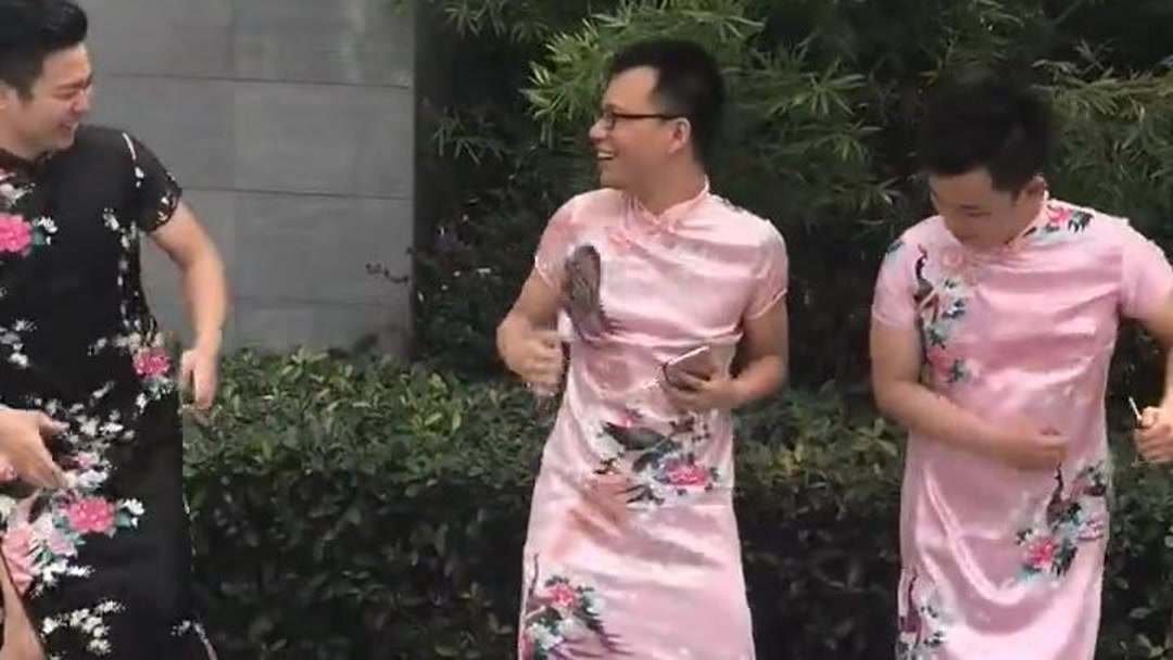 太妖娆 男子穿旗袍路边跳舞