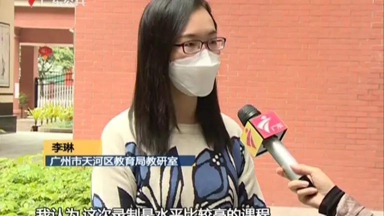 广州:探访中小学生电视课堂录制现场 老师化身主播录像
