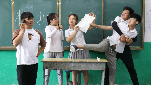 学校模拟考试,学生听着"都选C",试卷全都是100分