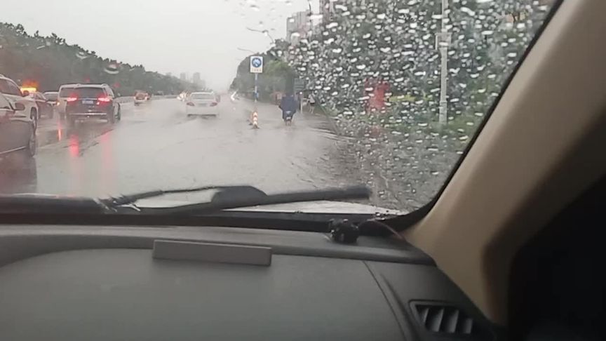 #雨天行车注意安全 #雨天出行