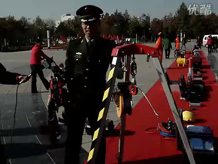 消防官兵讲解三角救援架使用方法