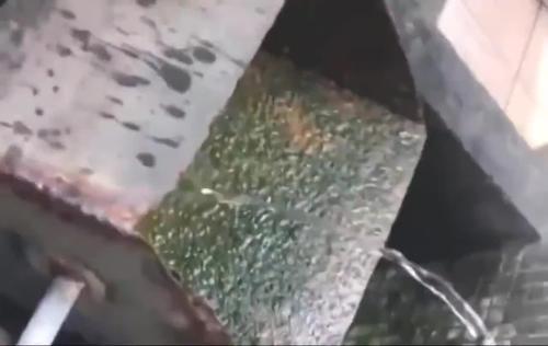 广西工地上洗手间的水箱,是哪位工人制作的,真有才!