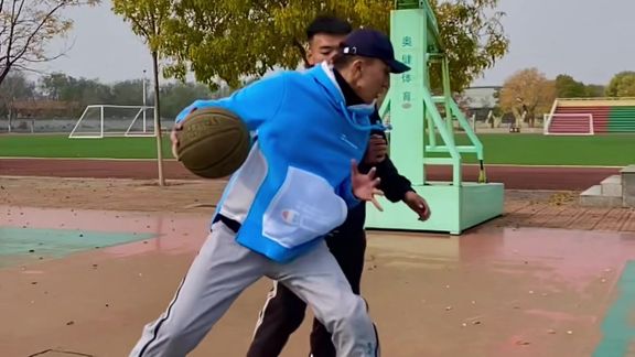 撞人嘛带个球很正常#篮球