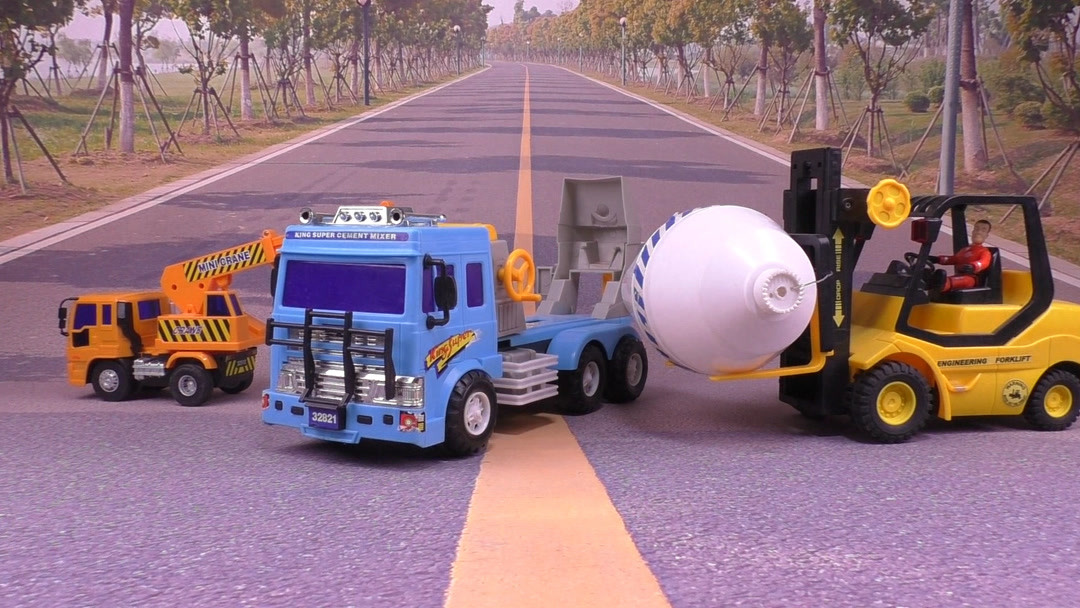 水泥搅拌车坏了 起重机与叉车共同来修复 工程车玩具视频