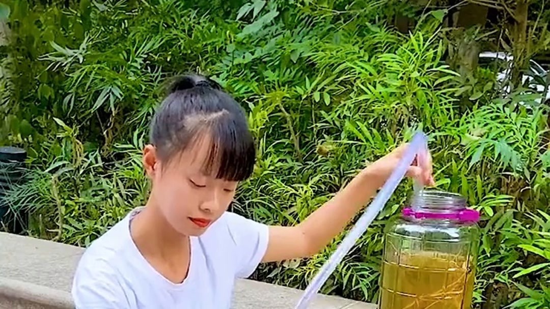 有了这个自动抽水管,给鱼缸换水,给摩托车加油,都方便多了
